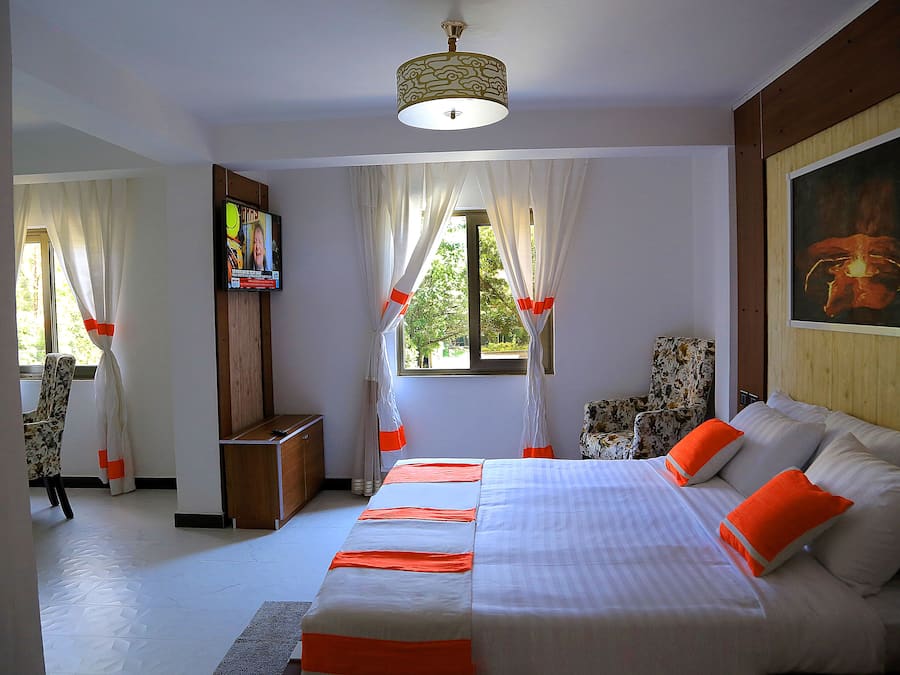 Frigobar, cofres nos quartos, escrivaninha