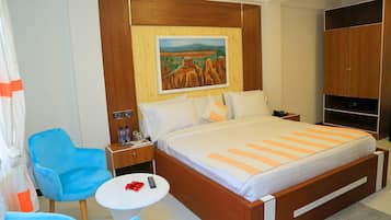 Quarto solteiro standard | Frigobar, cofres nos quartos, escrivaninha