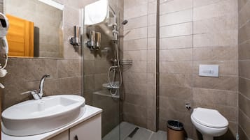 Quarto standard | Banheiro | Chinelos