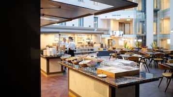 Café da manhã com buffet todos os dias (EUR 17 por pessoa)