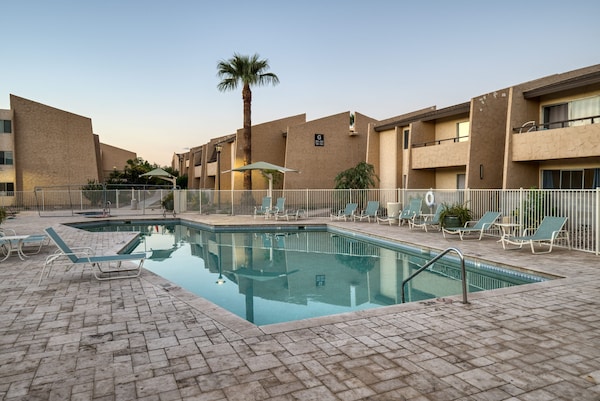 2br Sleeps 6 Pool Bbq Gym Hot Tub & Bar Hopping! - Scottsdale, AZ