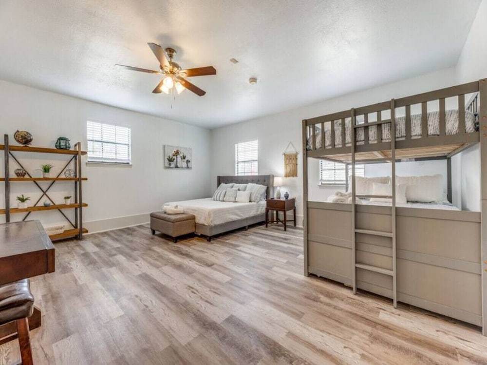 7 Bed Home / Mins To Wineries / Walk To Town Square - Johnson City, TX