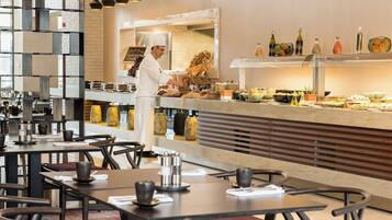 Café da manhã com buffet todos os dias (EUR 15 por pessoa)