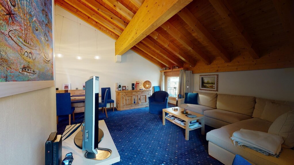 4 ½ - Room Apartment On The Top Floor. - Bever