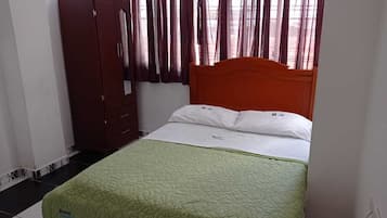 Quarto casal básico | Edredons de pluma, Wi-Fi de cortesia, roupa de cama