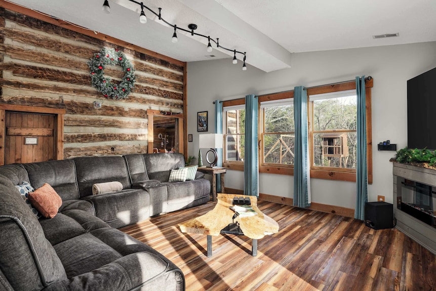 The Royal Cabin | Private Getaway W/ Hot Tub - Front Royal, VA