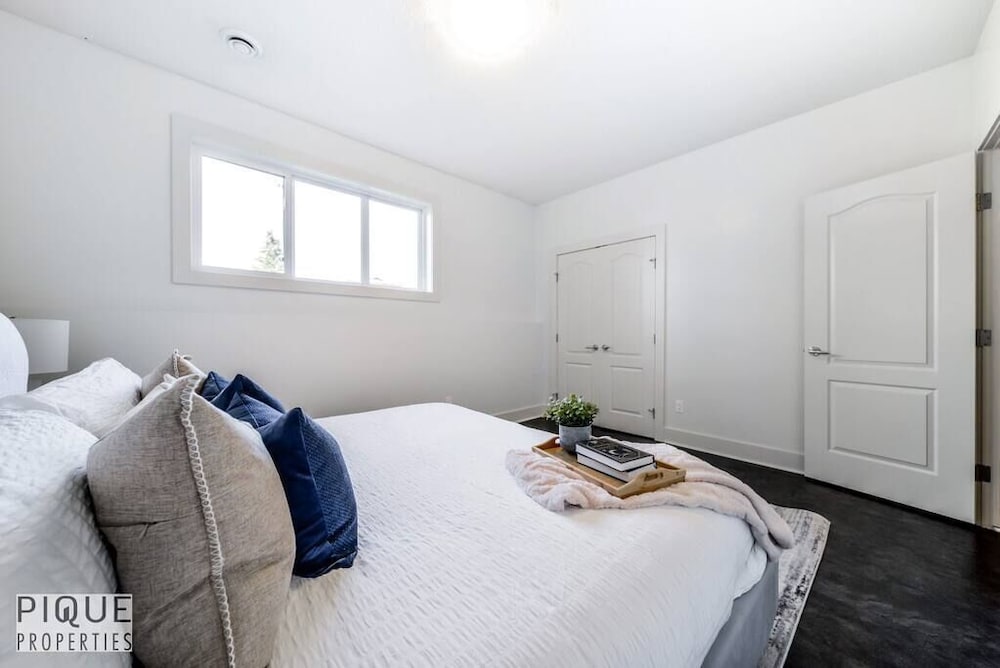 Stunning Modern Suite |King Bed|nflx|wifi! - Edmonton, Canada
