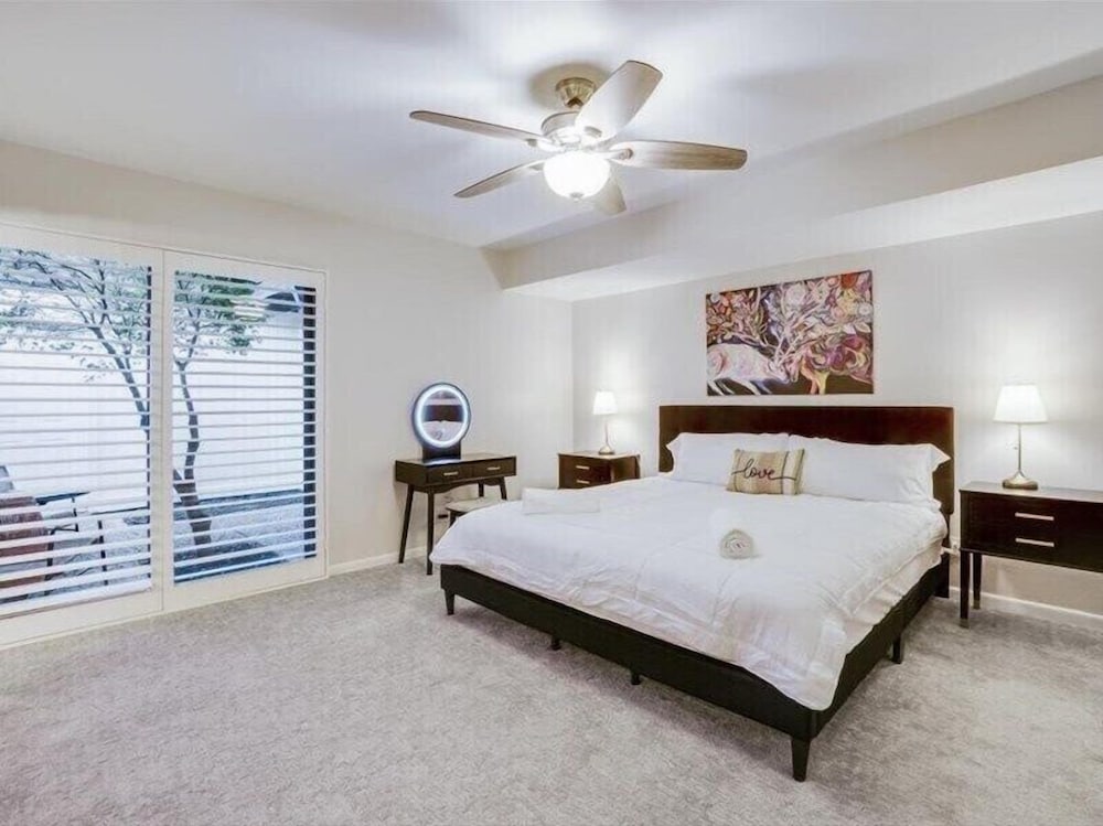 Majestic 4br/2.5b Home With Mini Golf, Pool, & Billiards - Irving, TX