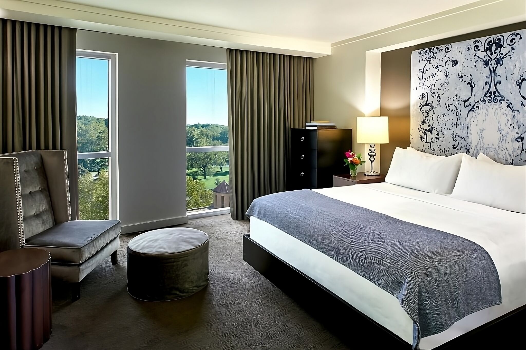 Premier Kansas City Luxury! Onsite Pool, Pets Allowed, Near Fountain Of Neptune - Kansas City, MO