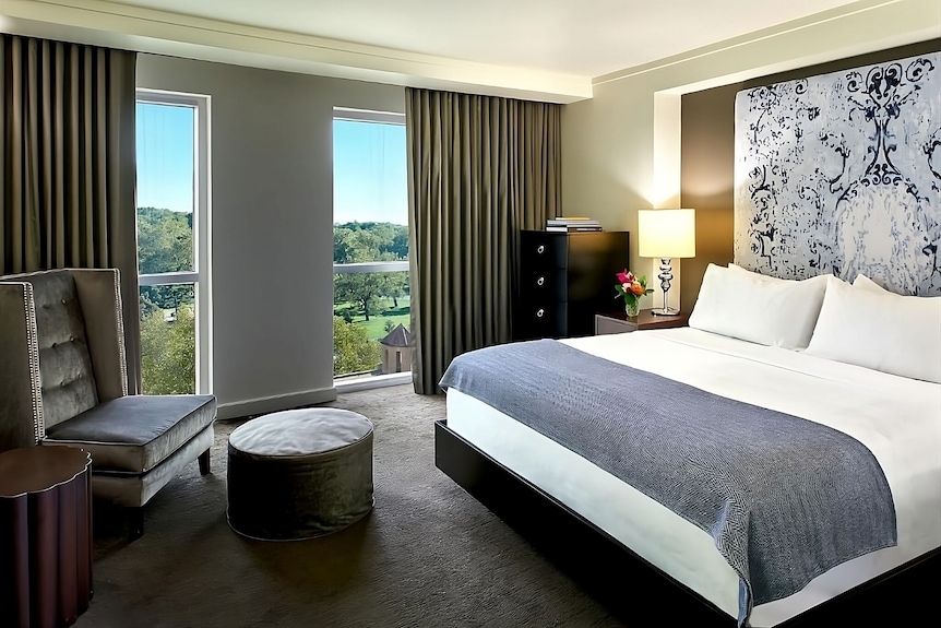 Premier Kansas City Luxury! Onsite Pool, Pets Allowed, Near Fountain Of Neptune - Kansas City, MO