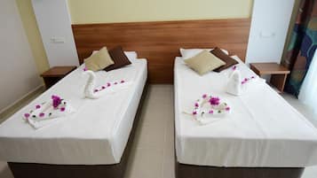 Quarto Twin Standard | Roupa de alta qualidade, camas de colchão viscoelástico, minibar