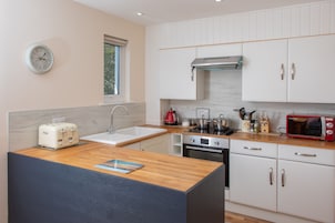 Casa de Campo, 2 quartos (Aon Cottage) | Cozinha privada | Um frigorífico, um micro-ondas, um forno, uma máquina de lavar louça 