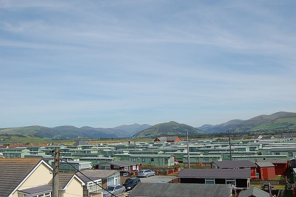 Dolphin Beach House In Tywyn - North Wales