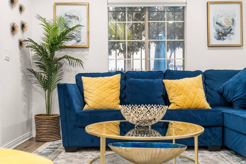 The Avalon: Moderno, Colorido, Con Estacionamiento - Gardena, CA