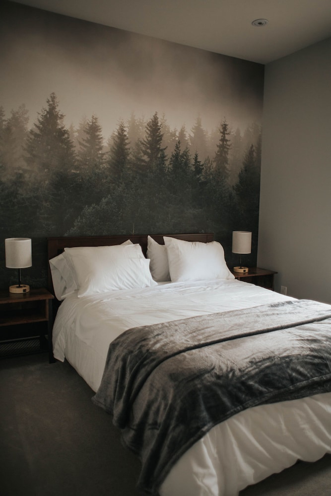 Waterfront Hillside Villa- Resort Where Luxury & Nature Unite - Burlington