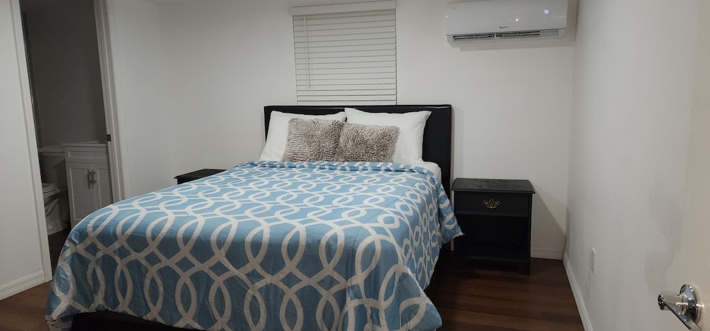 1957 Cozy Tiny Home 2 Bedroom House Close To Disney World - Celebration, FL