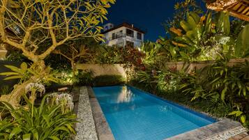 2 piscinas externas, espreguiçadeiras