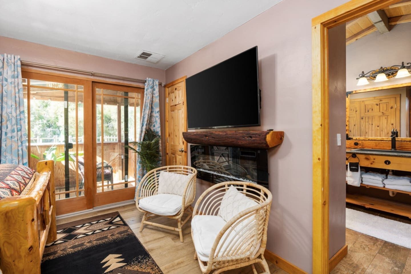 Perfectly Located Yosemite Boho Cabin With Hot Tub - Oakhurst, CA