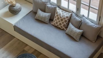Casa de Campo Clássica | Sala de estar | Smart TV de 24 polegadas com canais por cabo, televisor