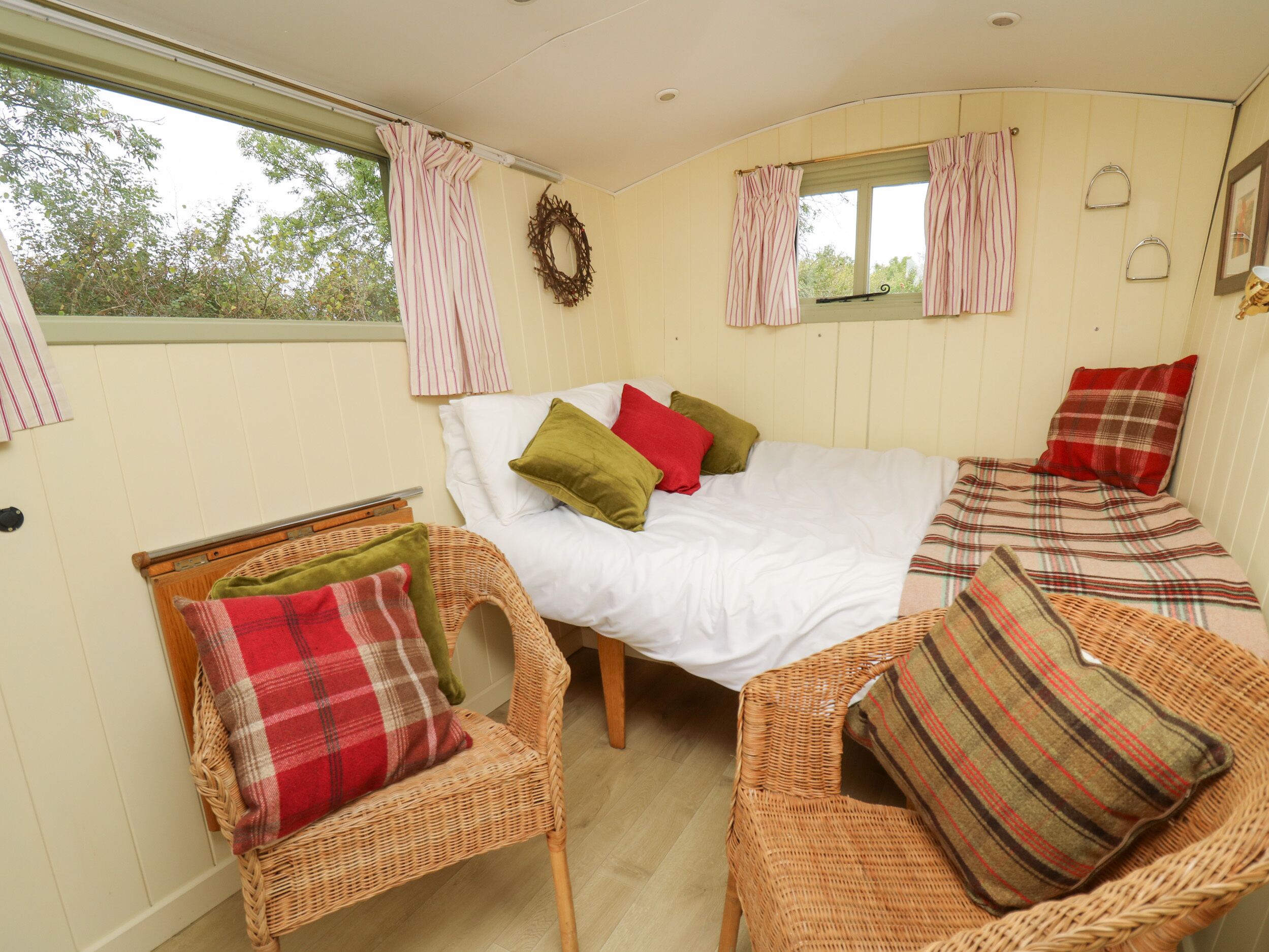 Brown Hare Shepherds Hut, Pet Friendly, With Open Fire In Llangorse - Brecon