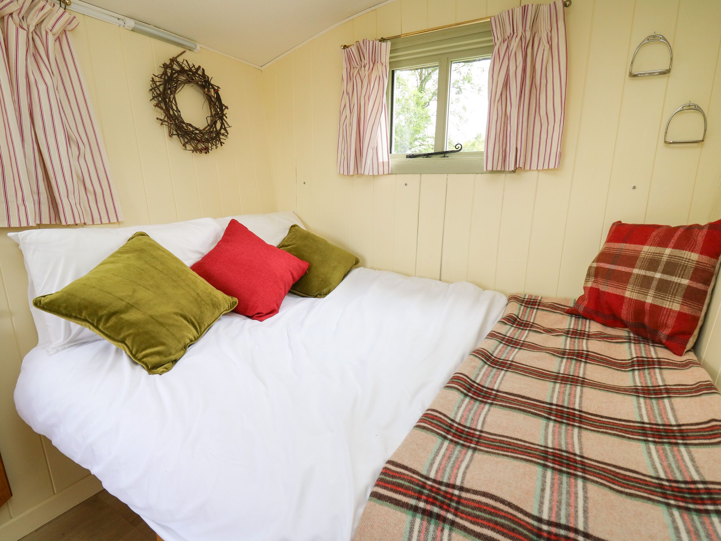 Sweet Briar Shepherds Hut, Pet Friendly, With Open Fire In Llangorse - Brecon