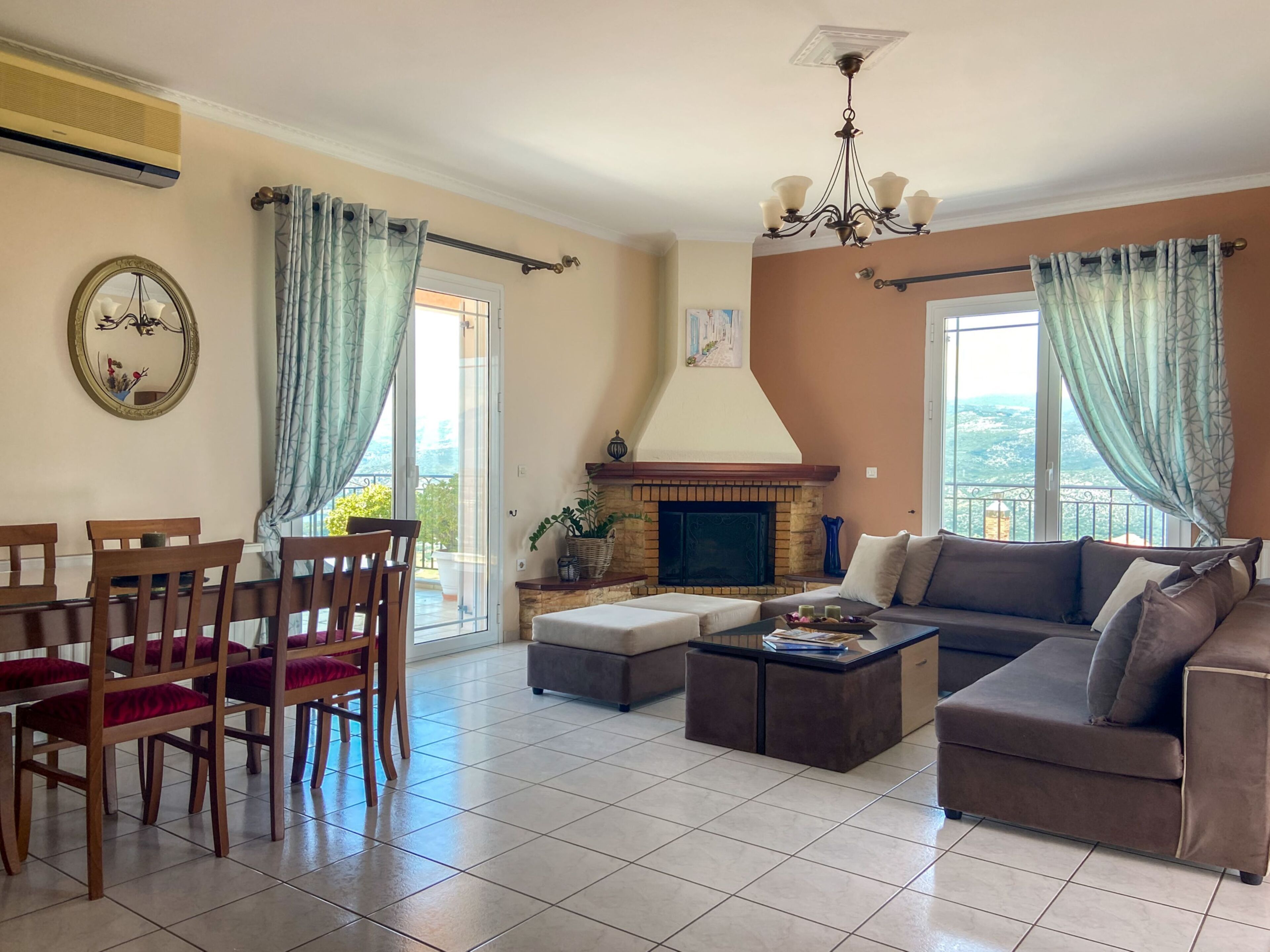 Apartamento Familiar | Sala de estar | Televisor de ecrã plano de 40 polegadas com canais por cabo, televisor 