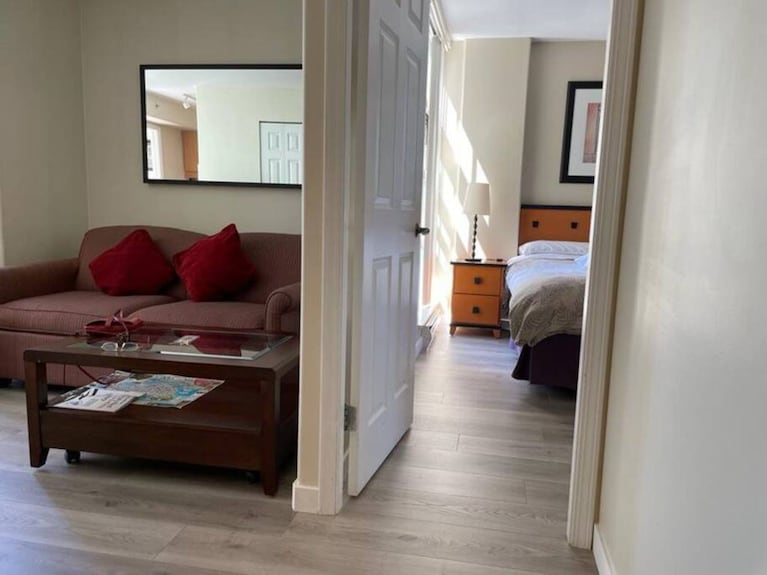 1bd+den Condo, With Free Parking In Downtown! - Colombie-Britannique