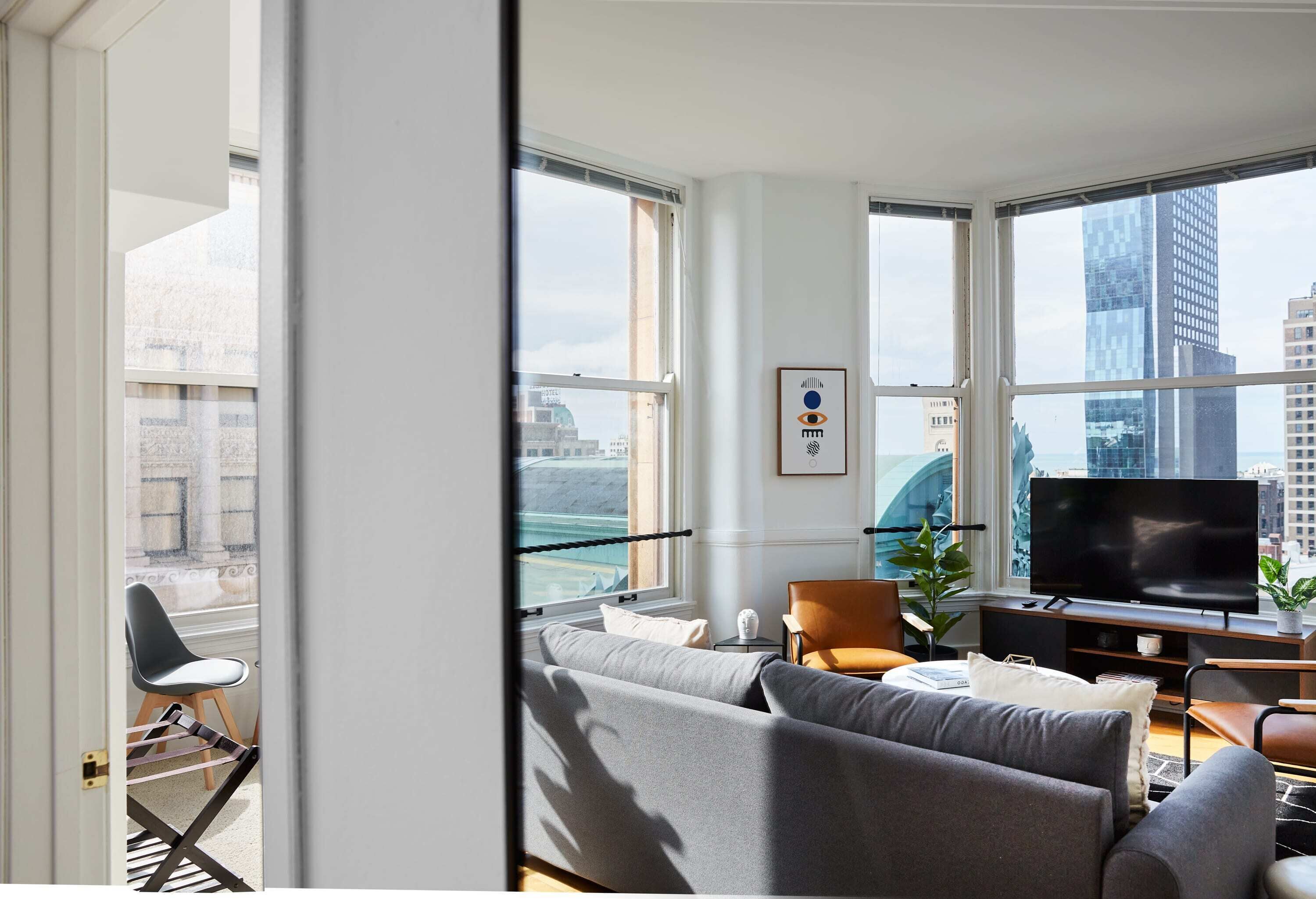 Stylish Corner 2br In The Loop | City & Lake Views - Chicago, IL