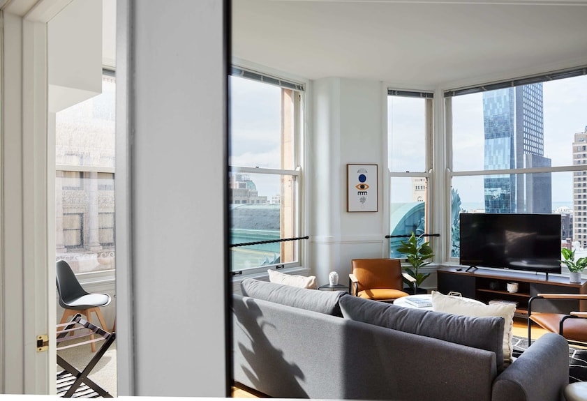 Stylish Corner 2br In The Loop | City & Lake Views - Chicago Union Station