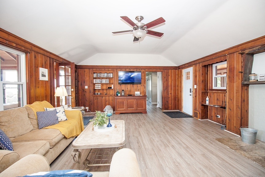 Spacious Lakefront Cottage Near Point Pelee - Hot Tub + Yard + Pet Friendly - Leamington