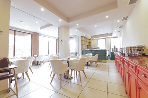 Café da manhã continental todos os dias (USD 11 por pessoa) 