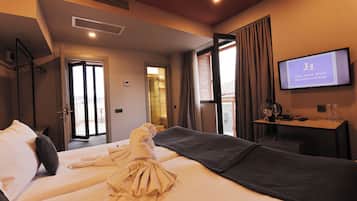 Quarto Deluxe | Minibar, cofre no quarto, com mobília individualizada, secretária