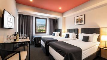 Quarto triplo luxo, vista para a cidade | Frigobar, cofres nos quartos, individualmente mobiliados, escrivaninha