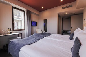 Quarto quádruplo família | Frigobar, cofres nos quartos, escrivaninha