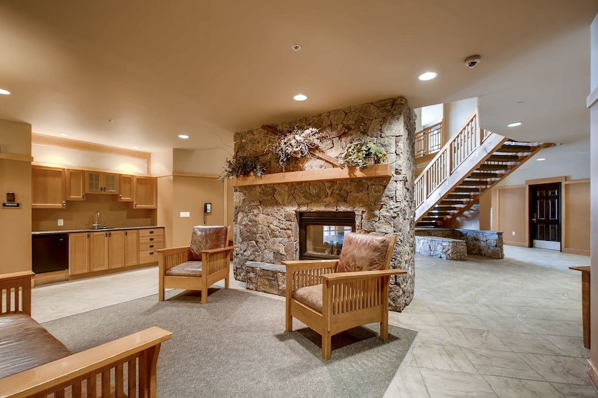 Top Floor Corner Condo In Prime Center Village With Amazing Mountain Views - Copper Mountain, CO