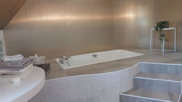 Suíte família, 2 quartos | Banheiro | Chuveiro, ducha de hidromassagem, produtos de toalete grátis