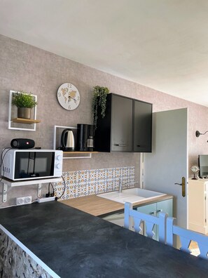 Quarto casal conforto | Cozinha privada | Frigobar, chaleira elétrica