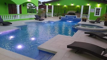 Piscina exterior, espreguiçadeiras