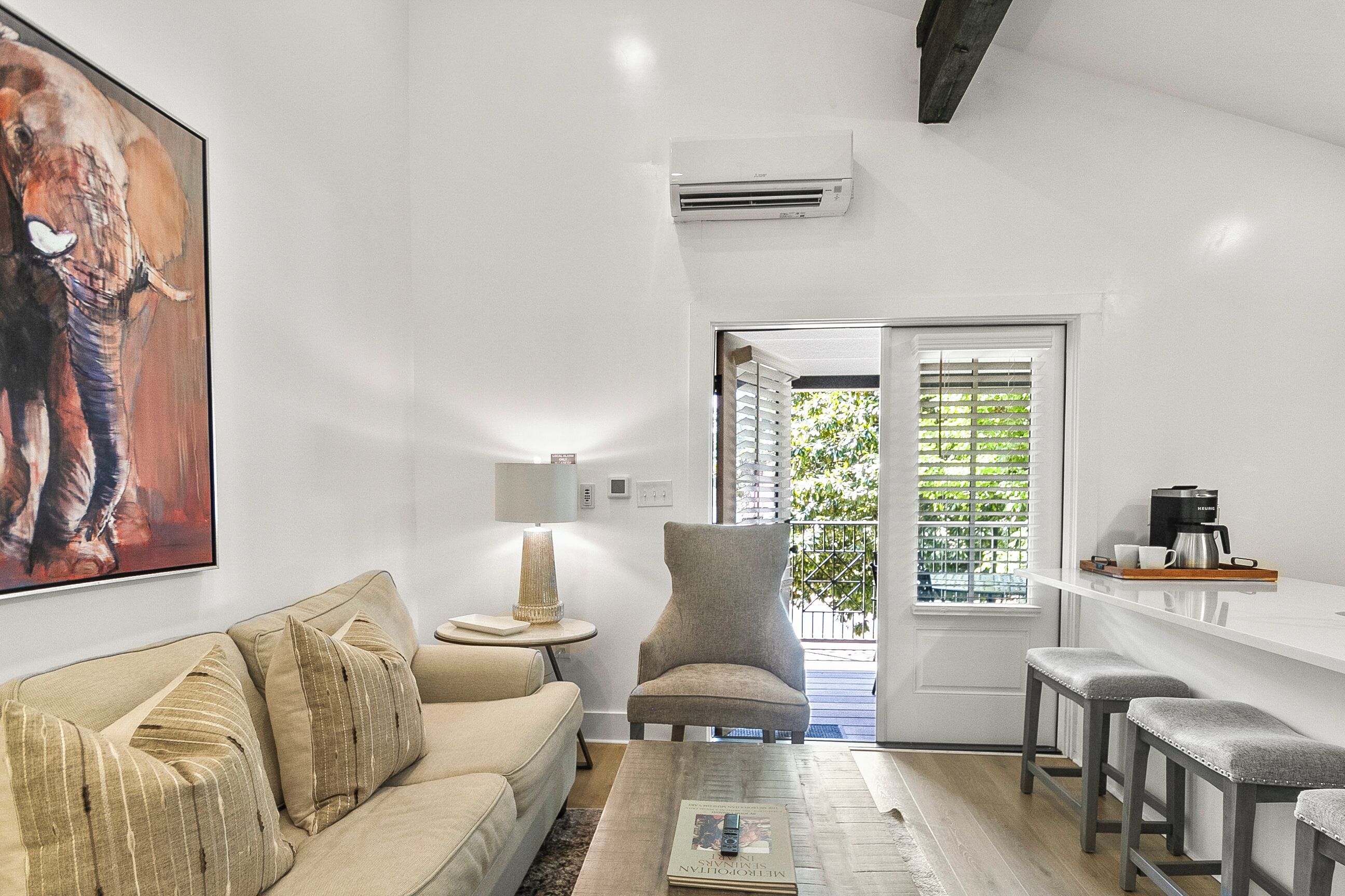 The Ellen Downtown Condo | Host Gatherings | Walk To Stadium - Tuscaloosa, AL