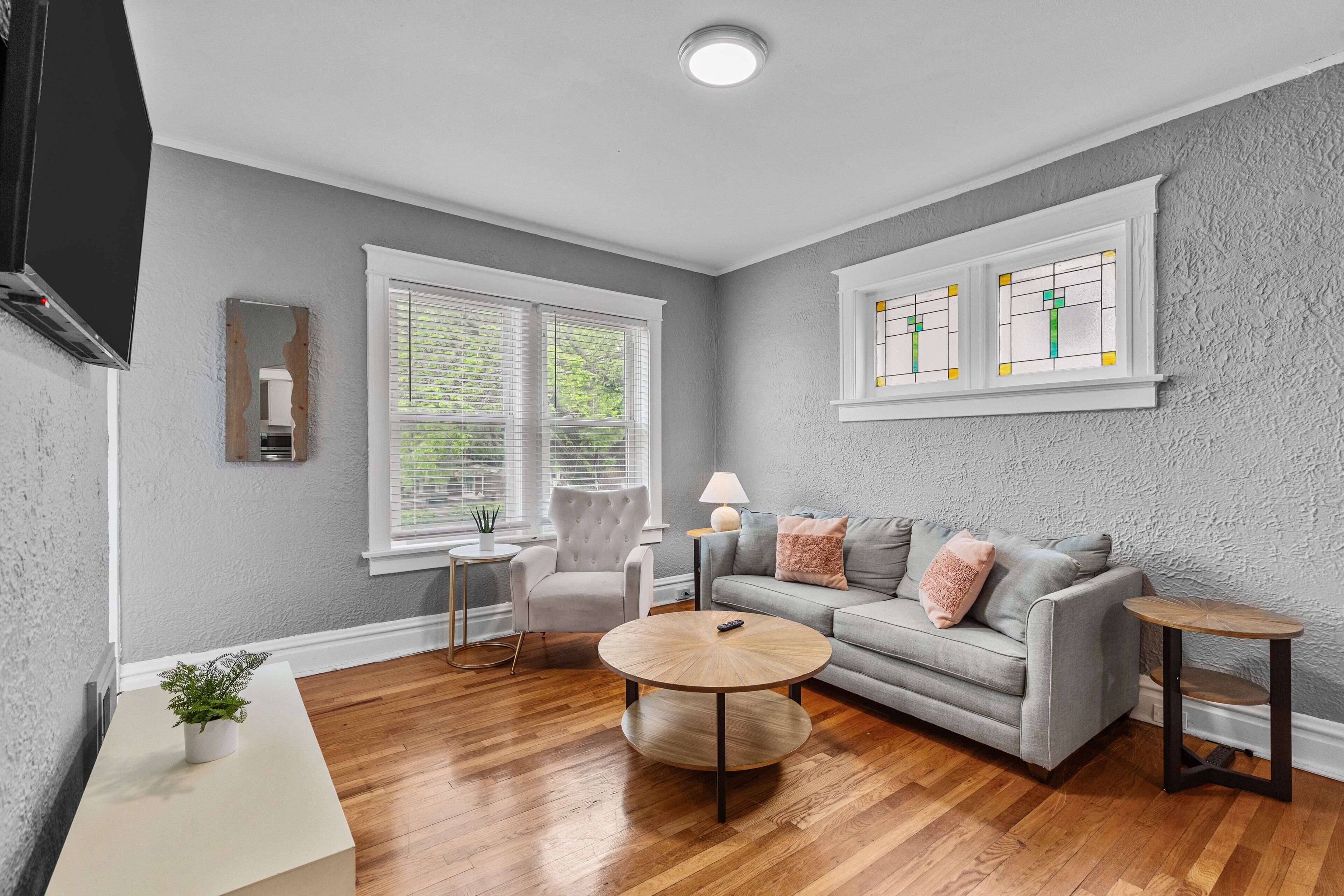 Spacious 2 Br Balcony Hideaway - Kirkwood, MO