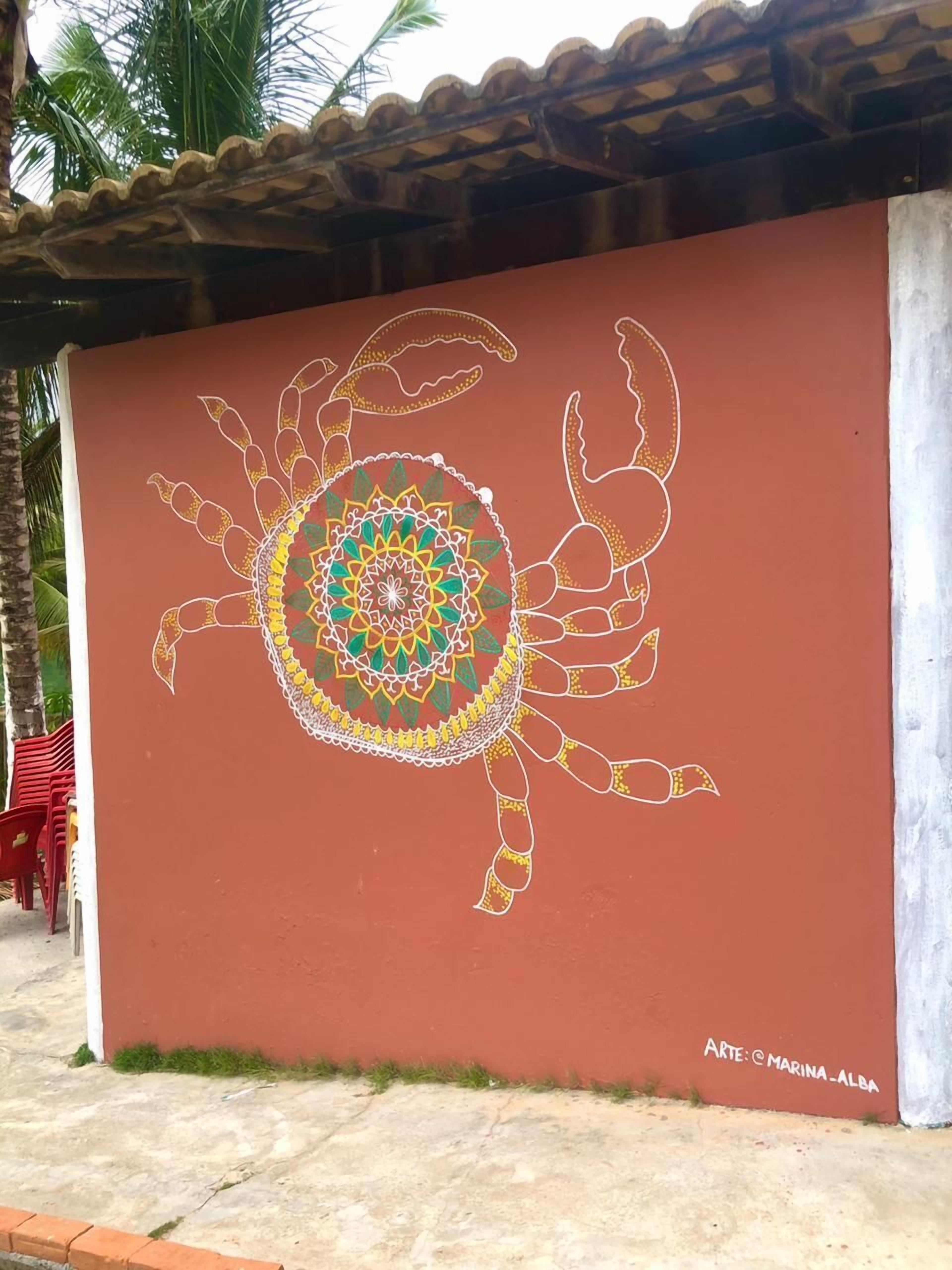 Um mural com um caranguejo estilizado numa parede de edifício.