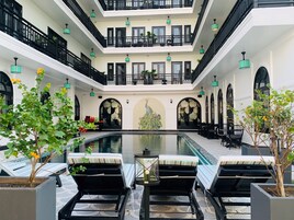 Piscina exterior, espreguiçadeiras