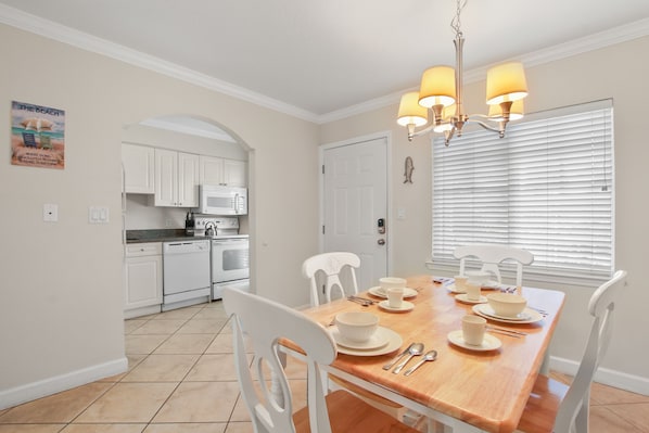 Apartamento em Condomínio Fechado, várias camas, cozinha, vista para o jardim | Cozinha privada | Um frigorífico, um micro-ondas, um forno, uma placa de cozinha