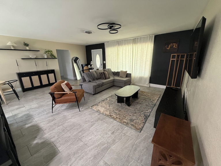 Stylish House With Open Layout And Large Backyard - Hollywood