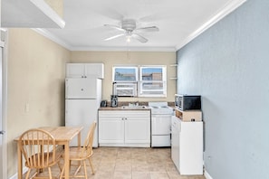 Apartamento | Cozinha privada | Geladeira grande, micro-ondas, fogão, cooktop