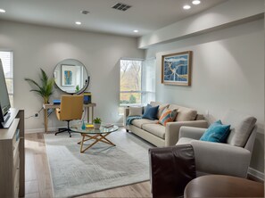 Casa geminada executiva, 3 quartos | Área de estar | Smart TV