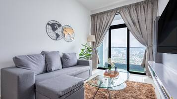 Apartamento Familiar | Sala de estar | Smart TV de 40 polegadas com canais por cabo, televisor