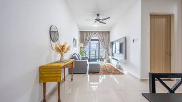 Apartamento Familiar | Sala de estar | Smart TV de 40 polegadas com canais por cabo, televisor