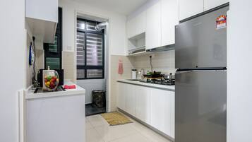 Apartamento Familiar | Cozinha privada | Um frigorífico/congelador grande, um micro-ondas, uma placa de cozinha