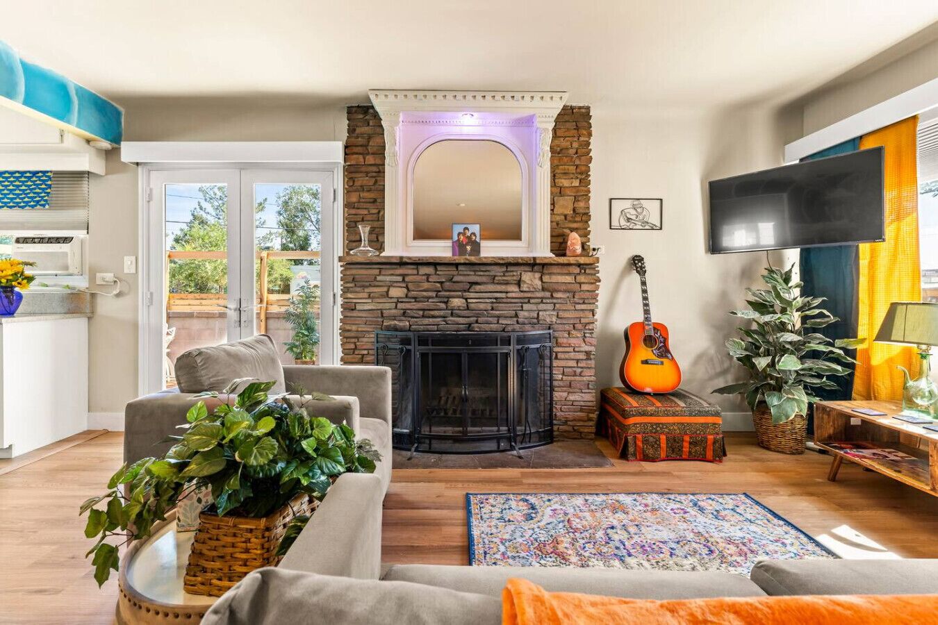 Groovy Mid-town Bungalow, Shared Hot Tub - Reno, NV